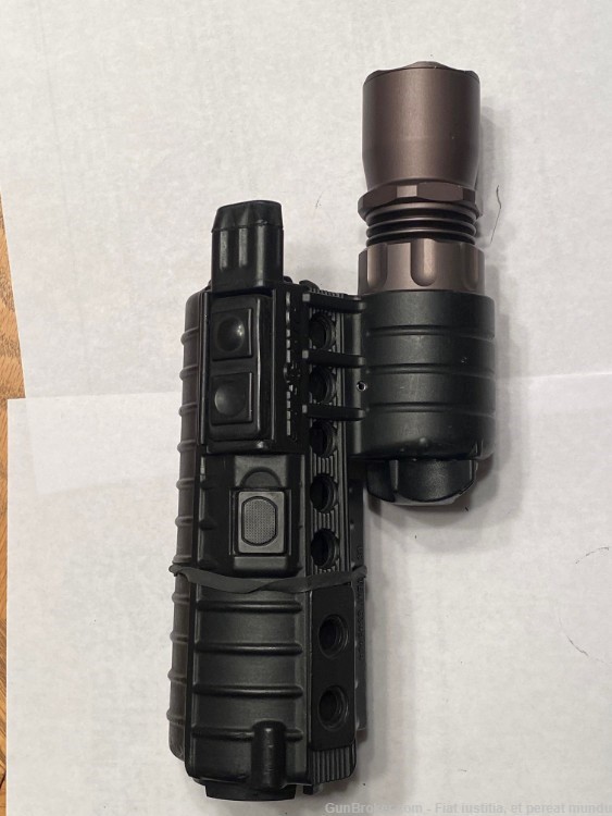Surefire M500 AR-15 forend light - Weapon Lights at GunBroker.com ...