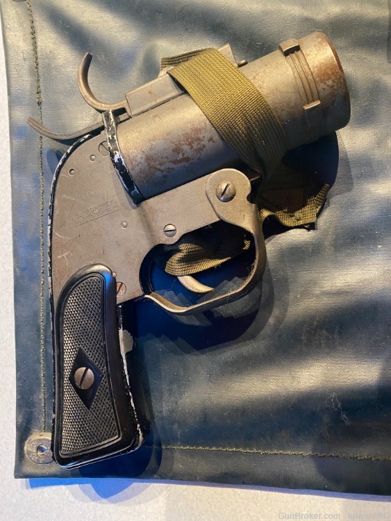 WWII M8 Flare/Pyrotechnic 37MM Pistol with Flares and Carrying Case ...
