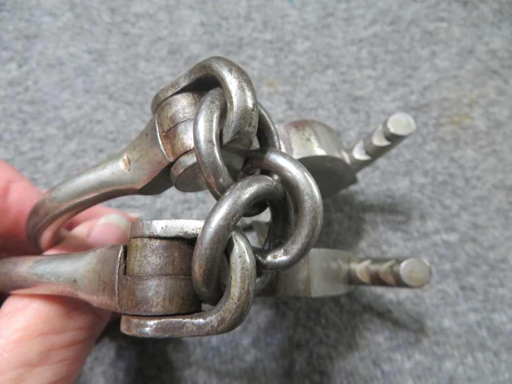 ANTIQUE WESTERN OR POLICE HANDCUFFS THAT HAVE THE KEY AND ARE UNMARKED ...